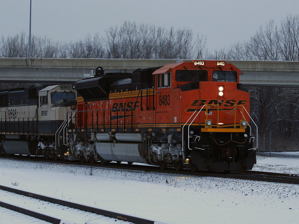 BNSF 8483